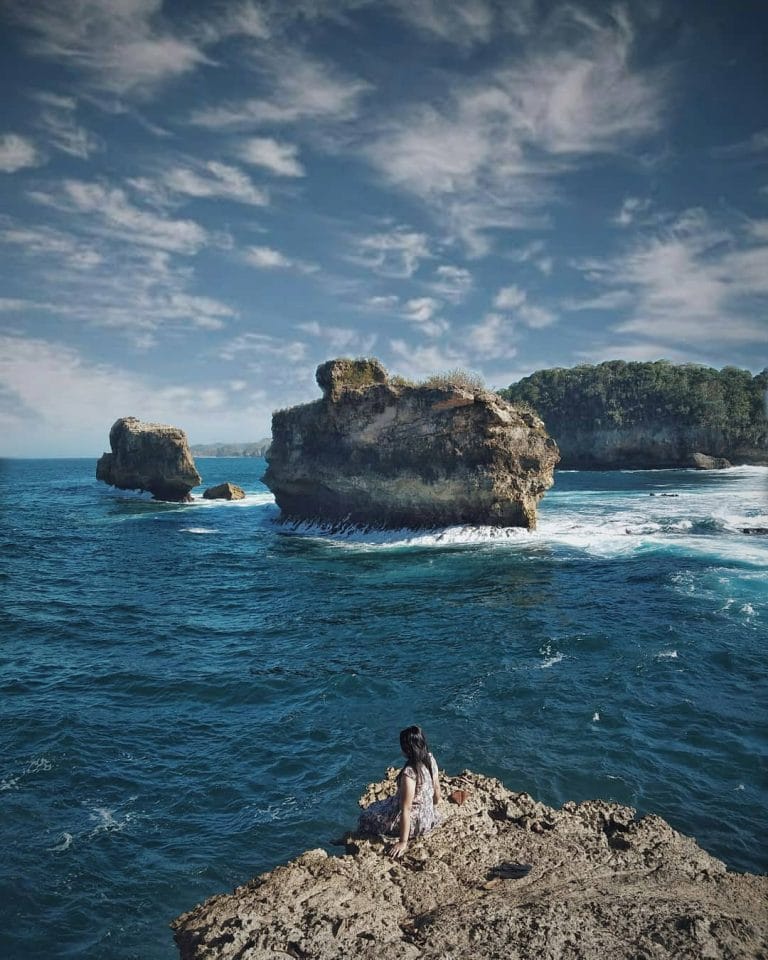 16 Deretan Pantai di Malang Selatan Dengan Pemandangan Yang Keren Banget