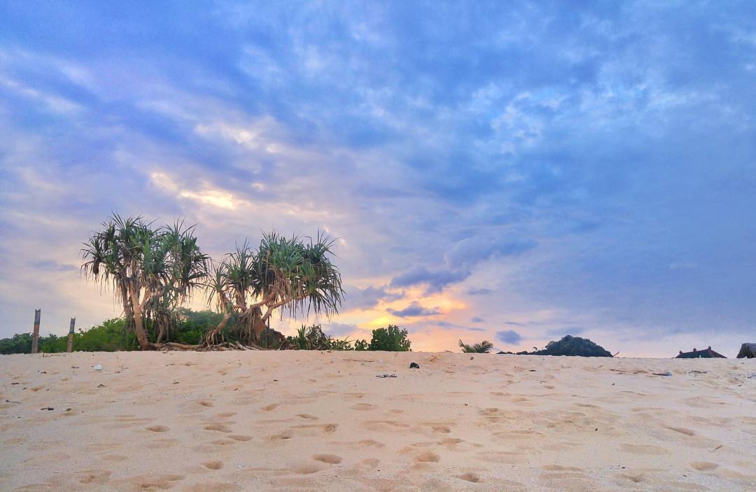 16 Deretan Pantai di Malang Selatan Dengan Pemandangan Yang Keren Banget