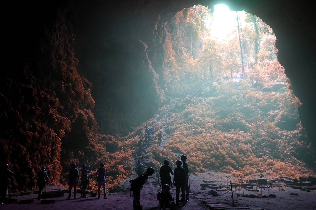 5 Foto Keren di Goa Jomblang yang Terkenal dengan "Cahaya Malaikat"nya