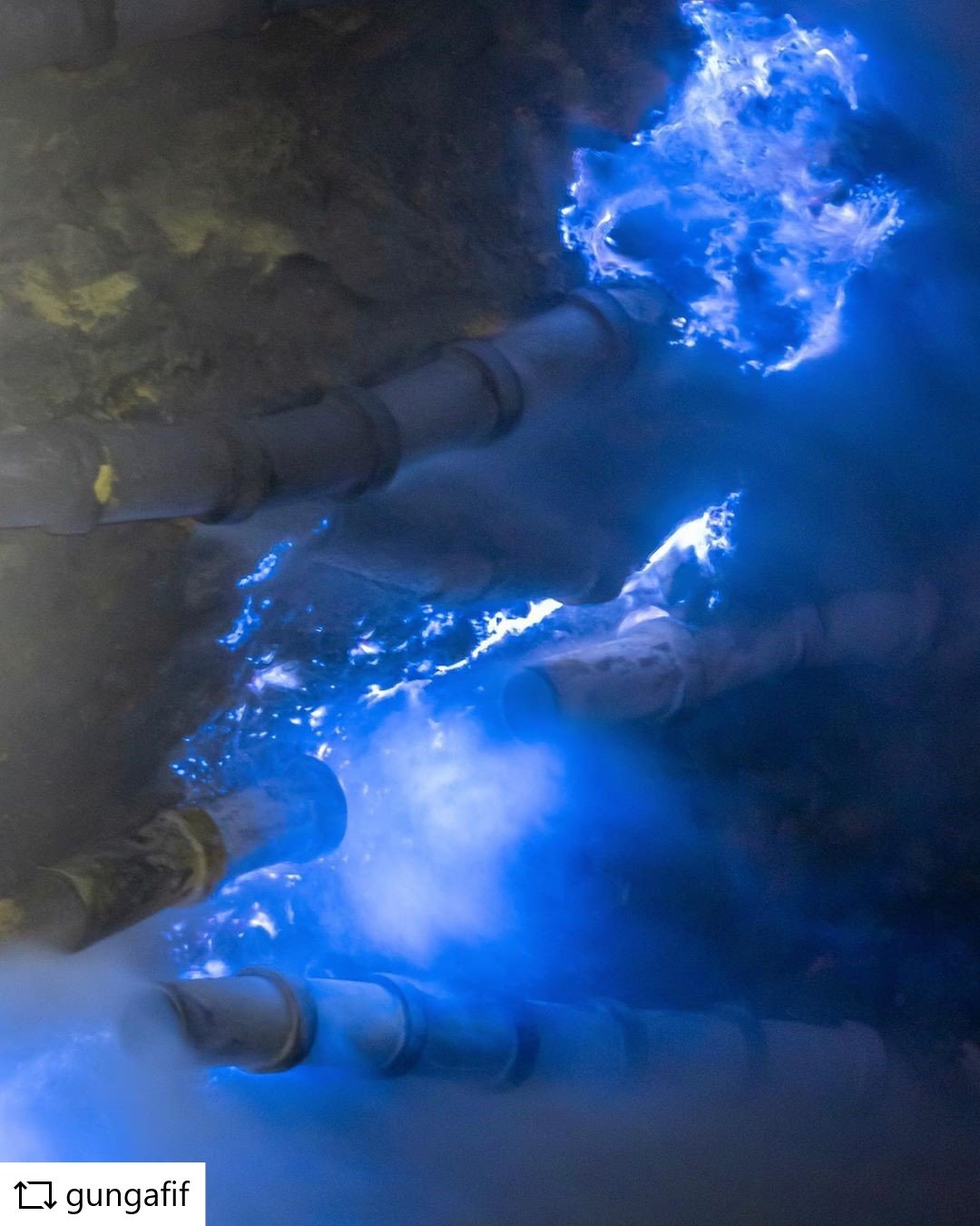 Spot foto Instagenik Yang Memukau, Api Biru di Kawah Ijen